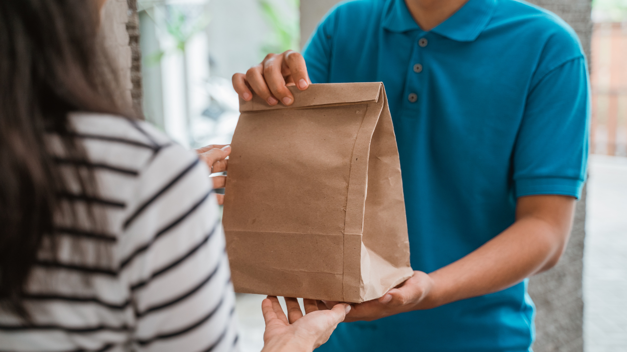 Cinco entre dez consumidores da geração Z preferem pedir comida por ...